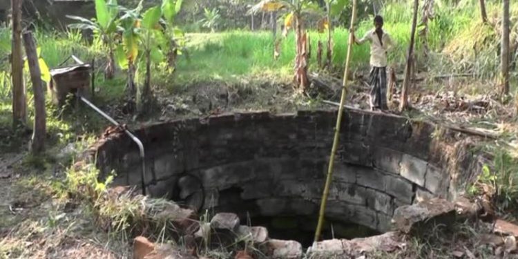 A two-and-a-half-year-old girl died after falling into a well! mother ...